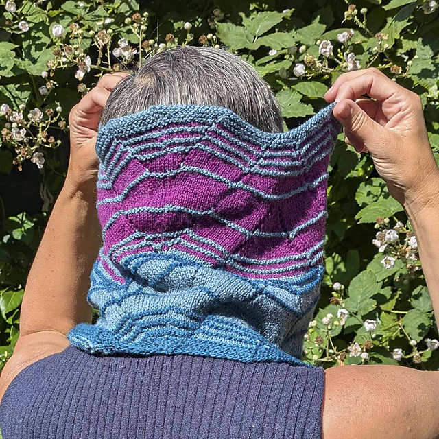 Ravelry: Dalyance Cowl pattern by Angela Gardner