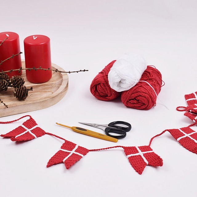 Ravelry: Dannebrog flagranke - Splitflag pattern by Tine Sommer Hansen