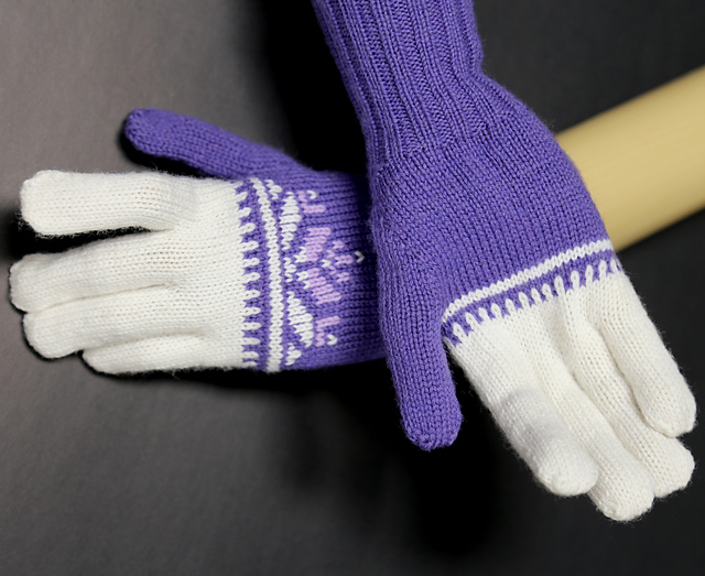 Ravelry: Santa Lucia Snowflake Gloves pattern by Mary Forte