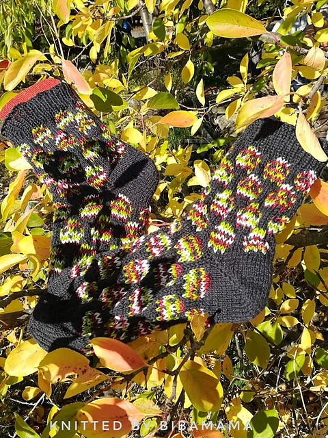 Ravelry: Polka Dot Skull Socks pattern by Strangecat Design