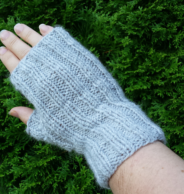 Ravelry: Ribbed Fingerless Mitts pattern by Carmen Nuland