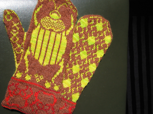 Ravelry: Bug Mitts pattern by Anna Uhlig
