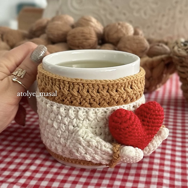 Ravelry: Heart Cup Cover pattern by atolye_masal