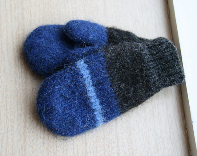 Ravelry: Þæfðir vettlingar fyrir 4-10 ára úr þreföldum plötulopa ...