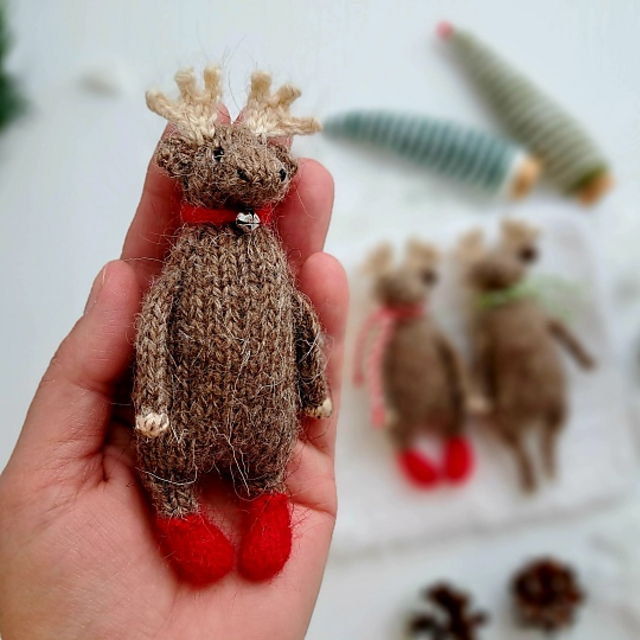 Ravelry: Little Reindeer pattern by Aunt Charlie