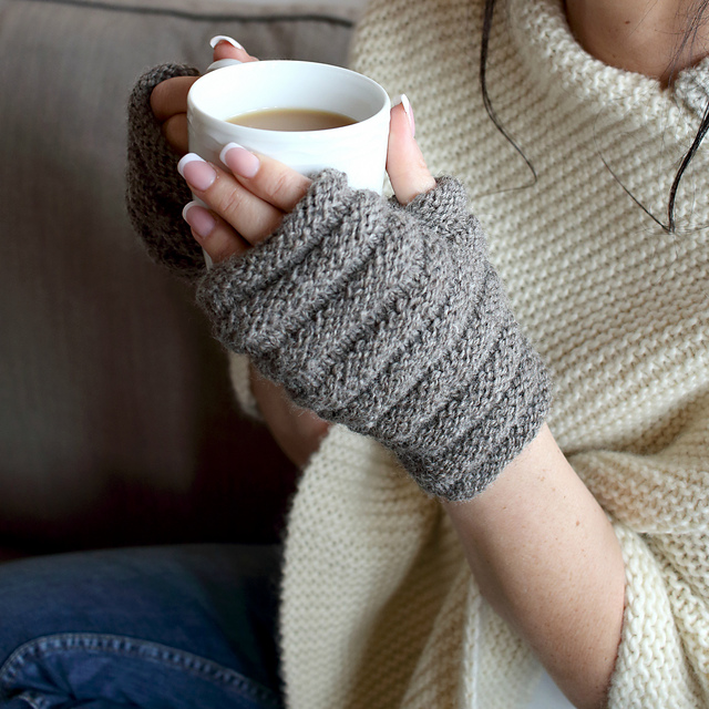 Ravelry: Glenda Mitts pattern by Alison Moreton