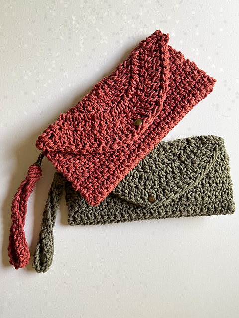 Ravelry: The Crescent Clutch Wristlet pattern by Taylor Bento