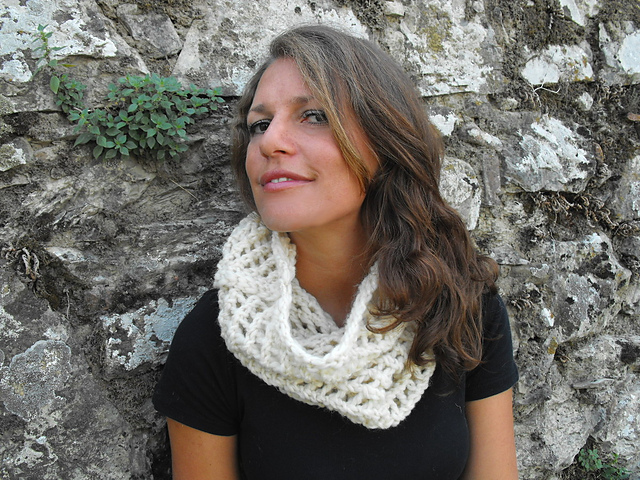 Ravelry: Kuki White Cowl pattern by Daniela Rahel Schneider