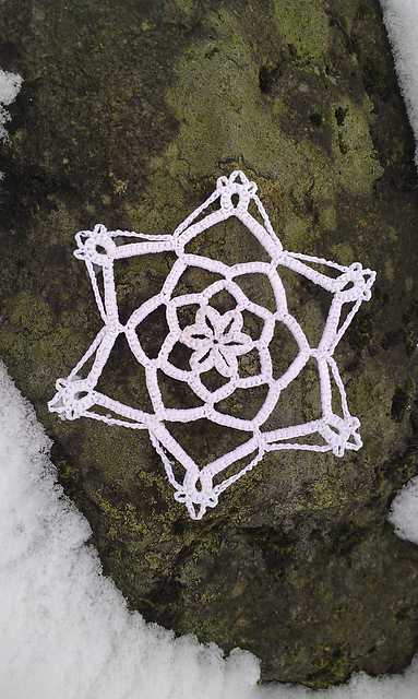 Ravelry: Poinsettia Snowflake pattern by snowflakepatterns