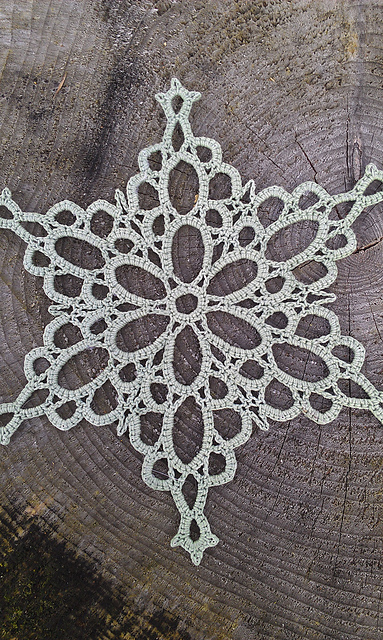 Ravelry: Pale Snowflake pattern by snowflakepatterns