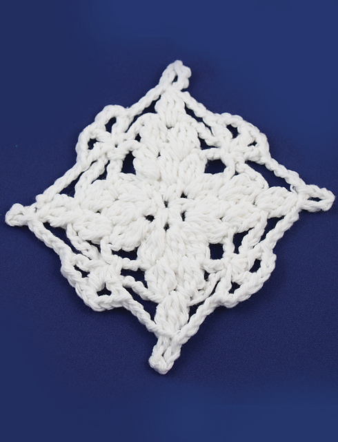 Ravelry: Assorted Snowflakes: Snowflake D pattern by Lily / Sugar'n Cream