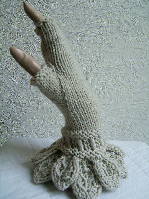 Ravelry: Leaf Tab Fingerless Mittens pattern by Lorraine Hearn