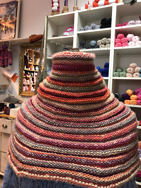Ravelry: neck scarf mystery pattern by Bettina Lippert