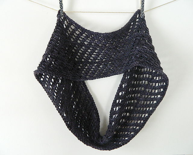 Ravelry: Triune pattern by Wendy Chapman