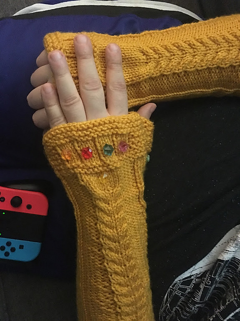 Ravelry: Knit Infinity Gauntlets pattern by Kit Dowman