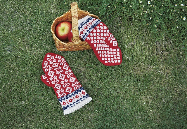 Ravelry: four leaf clover mittens pattern by Motoko Ishikawa