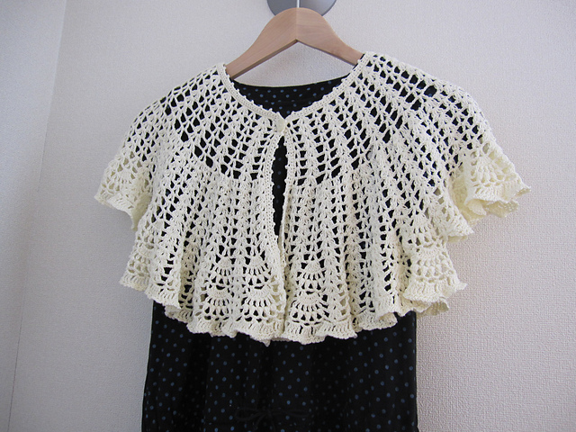 Ravelry: s. lace ruffled cape pattern by Kuniko Hayashi (林 久仁子)