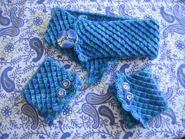 Ravelry: Turkey Tracks Neck Warmer and Cuffs pattern by Julie Cashin