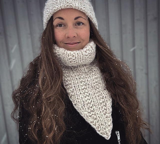 Ravelry: Vårvinter Super Bulky Cowl pattern by Emelie Brandén