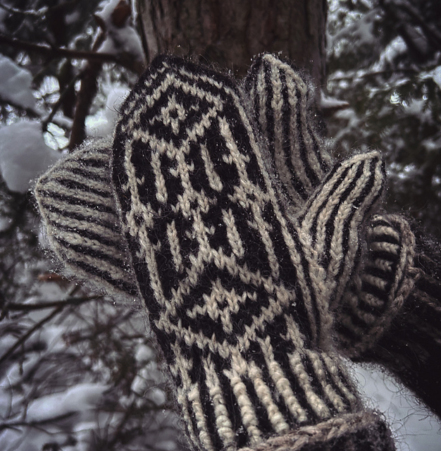 Ravelry: Tysjöarna Mittens pattern by Emelie Brandén