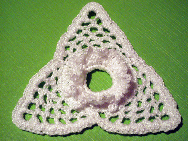 Ravelry: Triangle 3-Petal Flower pattern by Camelia Shanahan