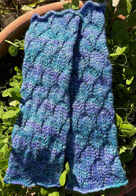 Ravelry: Phoebe's Muffatees pattern by Camy Tang