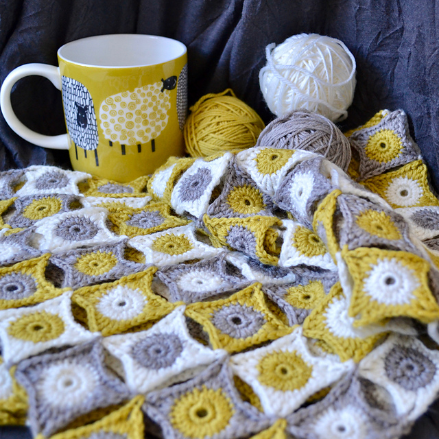 Ravelry: Join the Dots Cowl pattern by Fiona Oliver