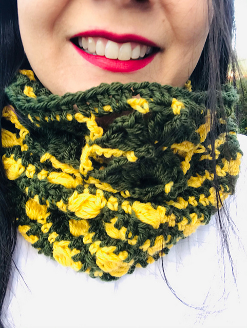 Ravelry: Cuello Lau Haizetara pattern by Carla Arenas