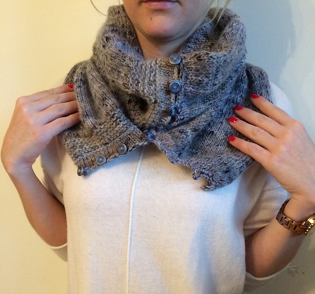 Ravelry: Robin Cowl pattern by Caroline Wiens