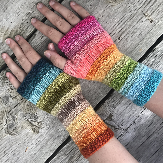 Ravelry: Crown Wools Mitts pattern by Casapinka