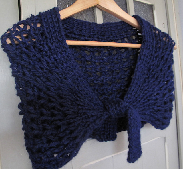 Ravelry: La pèlerine pattern by La Droguerie