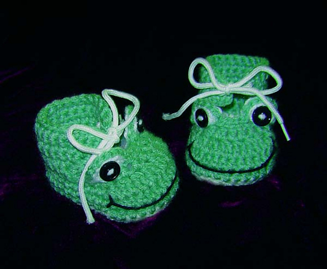 Ravelry: Baby Frog Booties, Photo Prop pattern by Cathy Ren