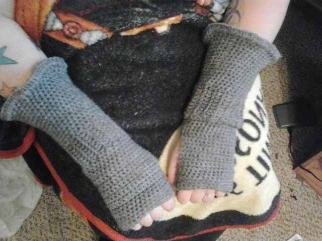 Ravelry: Fingerless Gauntlet Gloves pattern by Christjan Bee