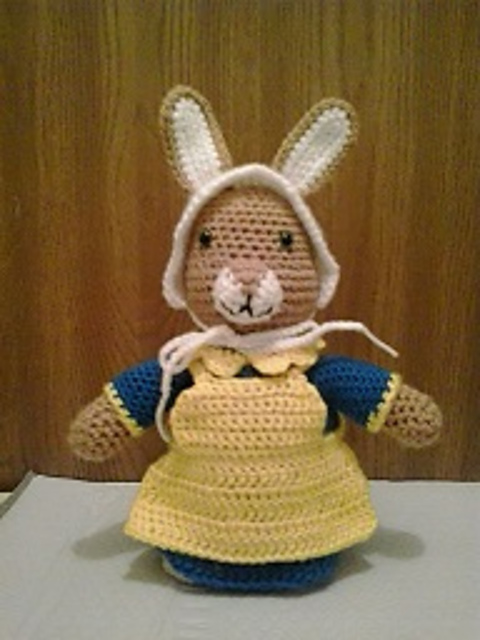 Ravelry: Mrs. Rabbit (Peter Rabbit) pattern by Christjan Bee
