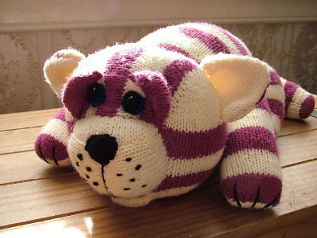Ravelry: Bagpuss (lying down) pattern by Alan Dart