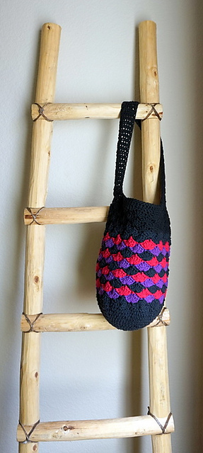 Ravelry: Cotton Scalloped Shoulder Bag pattern by Vicky Brehm