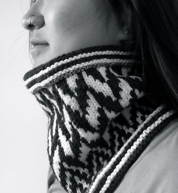 Ravelry: GEO Neck Cuff with GLO pattern by Chiaki Hayashi