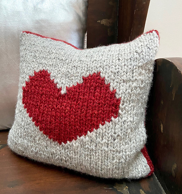 Ravelry: Intarsia Heart cushion pattern by Chiaki Hayashi