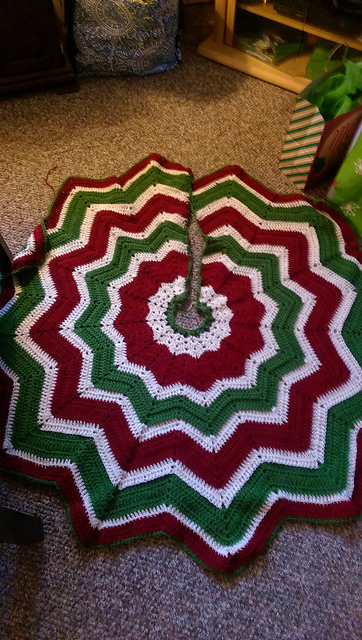 Ravelry: christinamargaret's Mischa and Shane's tree skirt