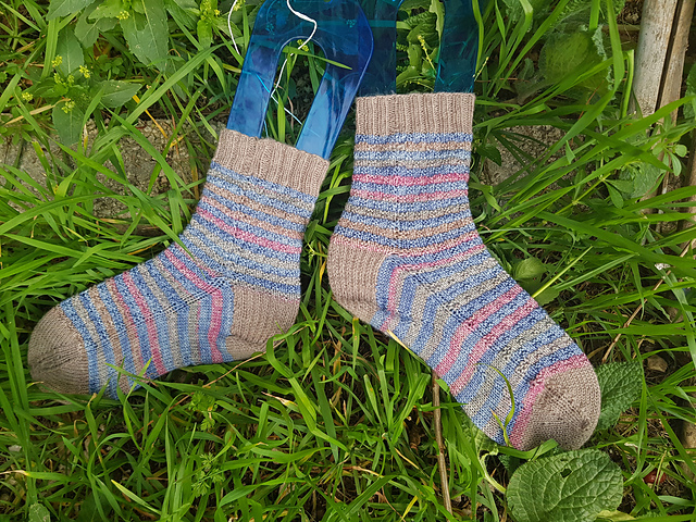 Ravelry: Hug socks pattern by Christine Lecoq