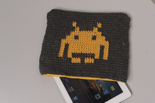 Ravelry: La housse Space Invader pattern by Anne Arnaud