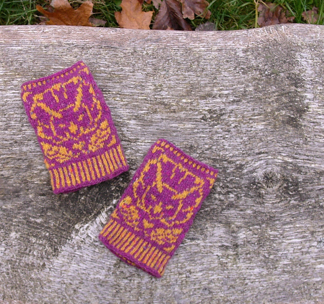 Ravelry: TRICERATOPS dinosaur half mittens pattern by Isabella H