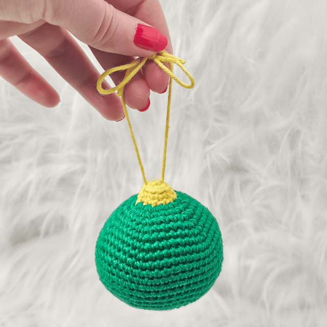 Ravelry: Simple Christmas Bauble pattern by Cilla Richards