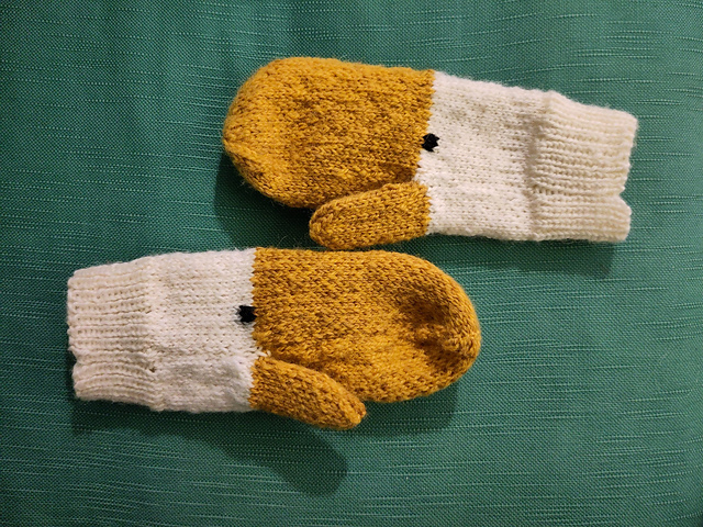 Ravelry: goose mittens pattern by cinder cat