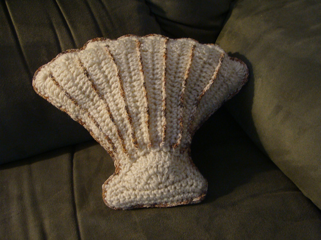 Ravelry: Scallop Seashell Pillow pattern by Cindy Kasabian