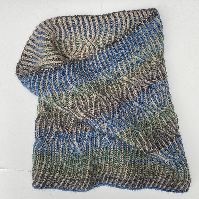 Ravelry: Brioche col met kabels/cowl with cables pattern by Cisca Travaille