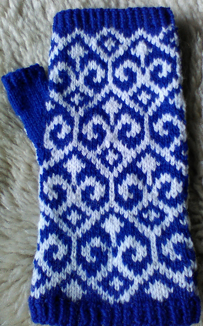 Ravelry: Fleur de Lis Fingerless Mitts pattern by Geanie Ollman
