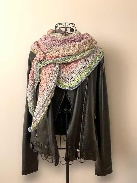 Ravelry: Flat Triangular Scarf "Naia" pattern by Claudia Tesar