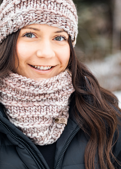 Ravelry: The Winding Ridge Cowl pattern by Compass Rows