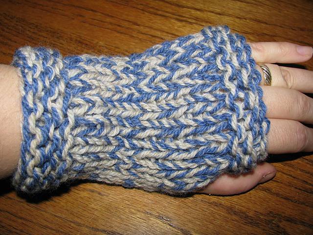 Ravelry: Fingerless, Relatively-Thumbless "Hand Sleeves" pattern by amobabe